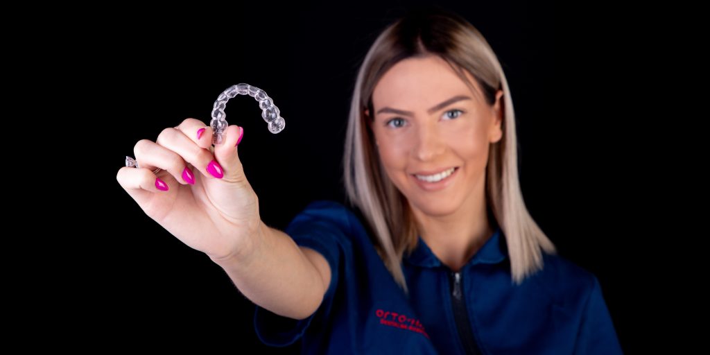 Zašto moram nositi retainer za zube? - Orto Nova